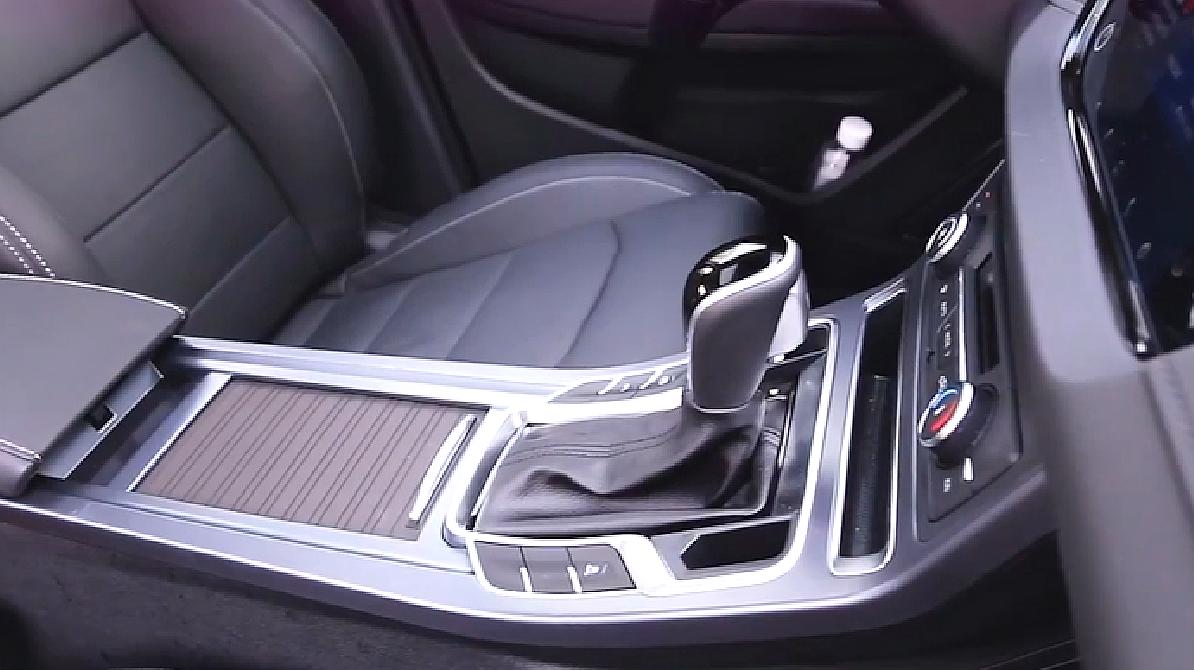 亲民又实用家用轿车!从6.98万降到5.58万起,还车长4632mm