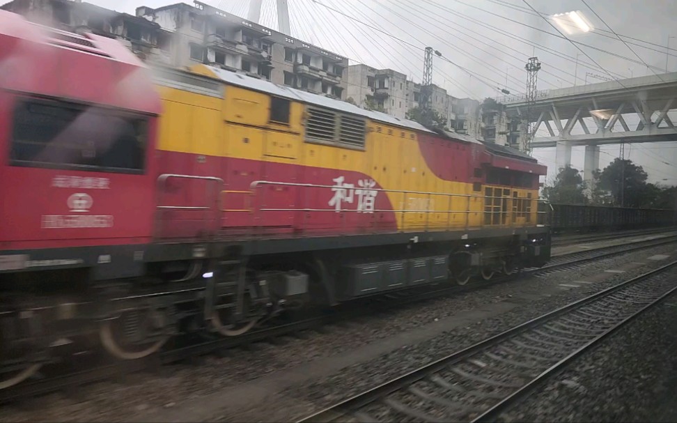 5612次列车通过茄子溪站。