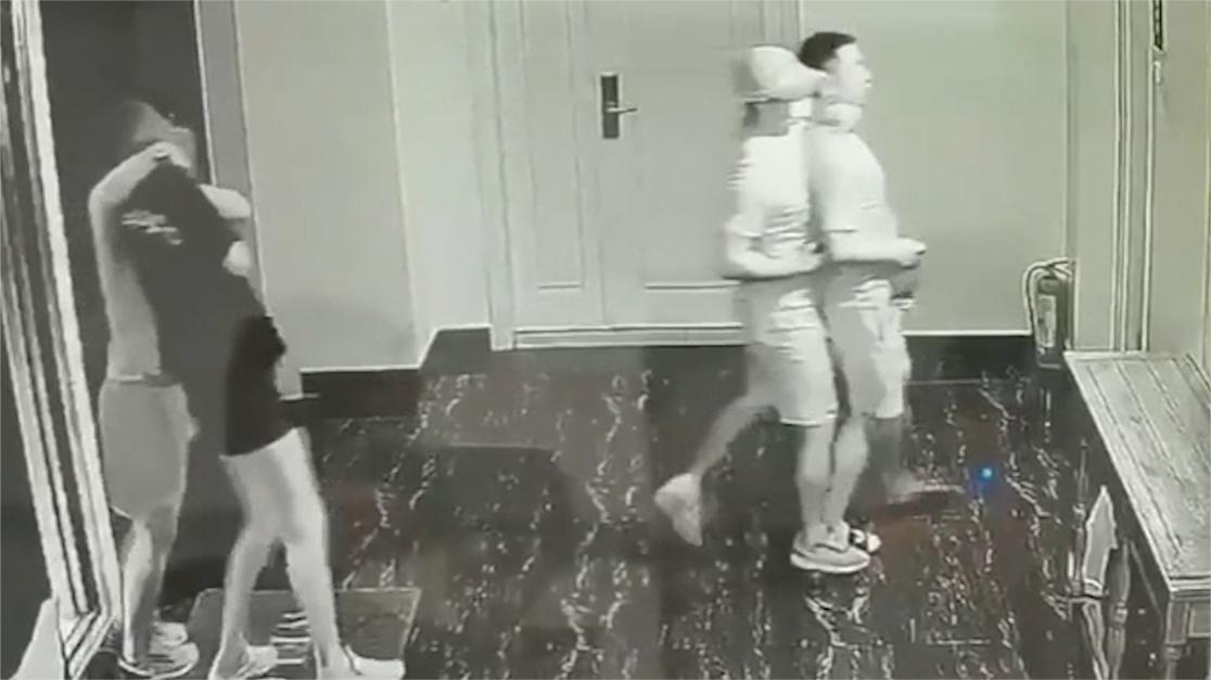 ...柬埔寨遇害 监控拍下最后画面:疑遭仇家枪顶背 死.