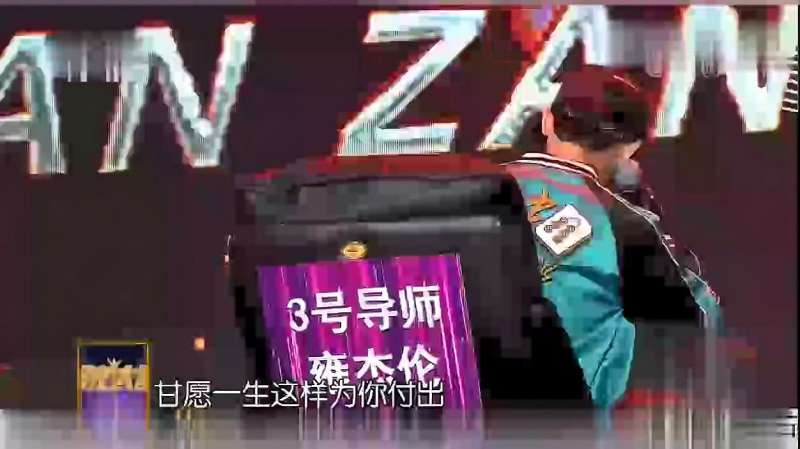 小伙子现场模仿周杰伦,这样子差点让我认错,不过一开口就露馅了