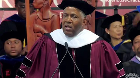 美国亿万富豪毕业典礼演讲送大礼,宣布为全校毕业生还清学贷