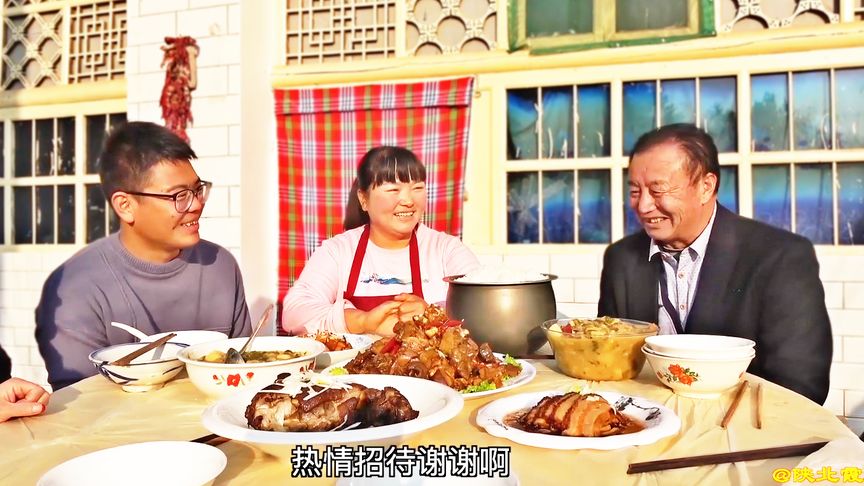 陕北著名美食企业家来做客,霞姐亲自做了炖土鸡,大家吃的真过瘾
