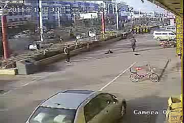 监控KTV门口丈夫亲手砍杀出轨妻子 恐怖凶杀案现场