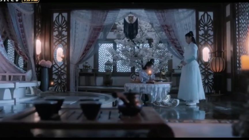 铅笔后面会有橡皮泥,就是用来擦出错误的