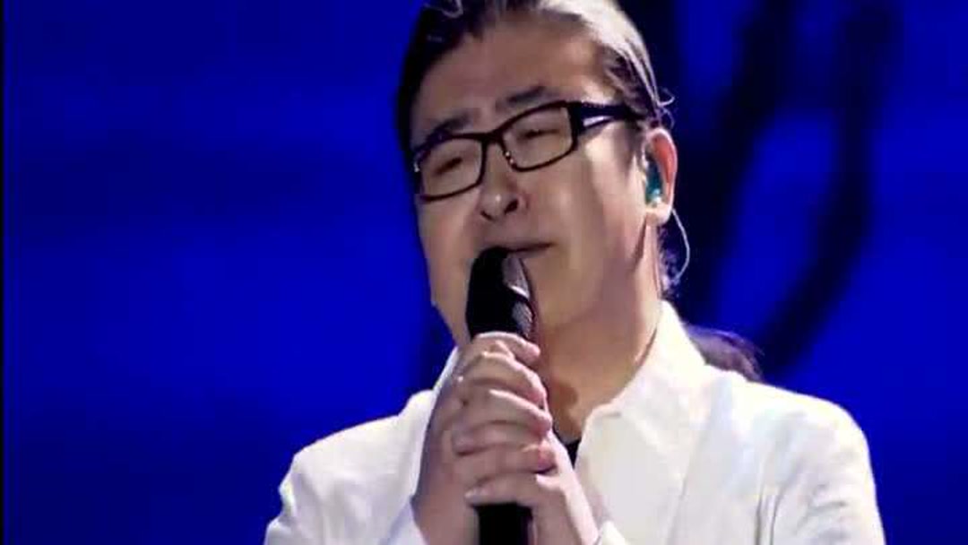 不朽的经典刘欢《弯弯的月亮》不知道听哭了多少思乡游子