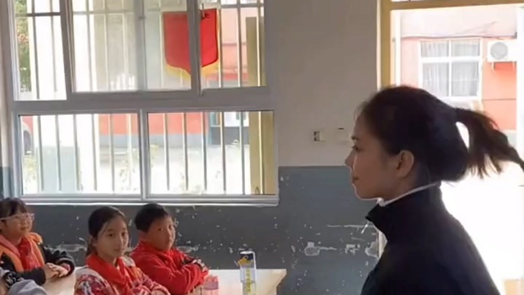 音乐老师带学生跳课桌舞