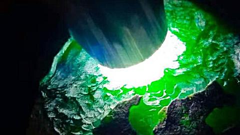 缅甸翡翠原石白雾的料子, 一刀切出几十万