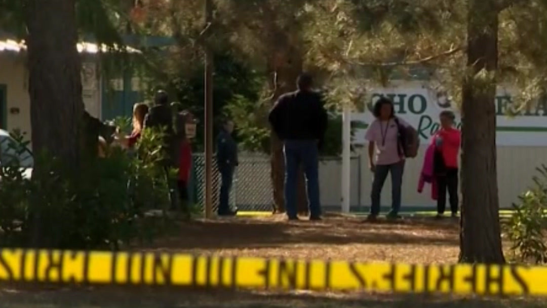 现场：美国一小学附近发生7处枪击 凶手驾车冲校园约开100枪