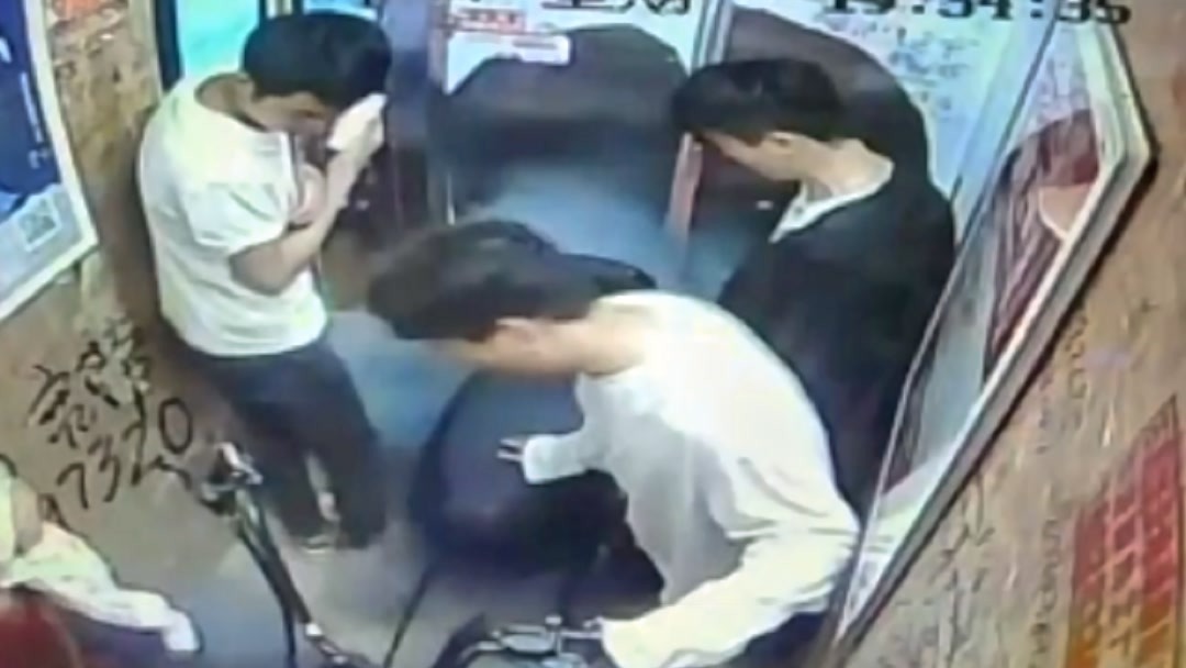 成都一电瓶车电梯内爆燃,画面惨烈不堪,多人受伤包括婴儿