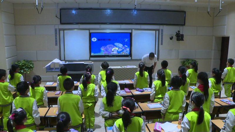 人教版小学四年级数学上册_《条形统计图》贵州省-何老师公开课