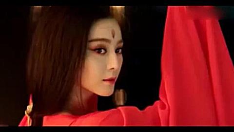 范冰冰虽因阴阳合同、偷逃税被罚款, 但客观地说这部剧里范爷很美