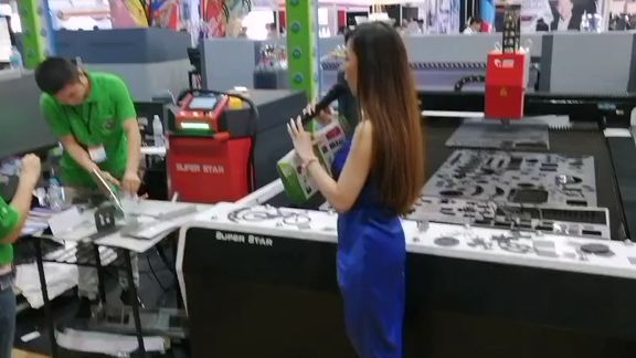 超星手持式激光焊接机亮相泰国展会,泰国小姐姐热情介绍中