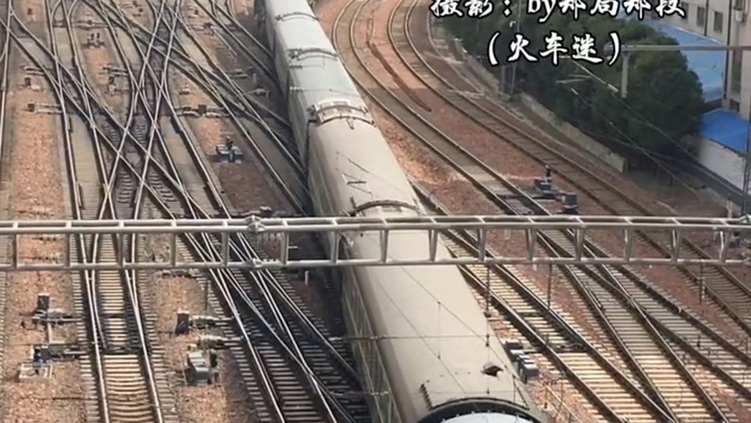 K22次列车驶出郑州站!