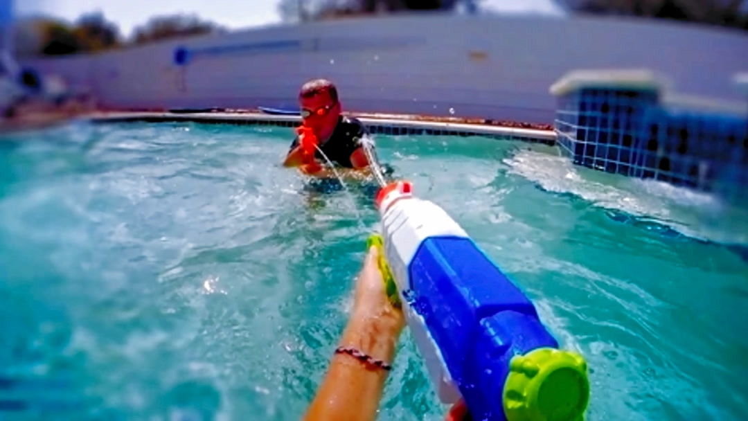 真人CS:第一人称射击,吃鸡大神进攻安全屋,逼得敌军跳泳池逃跑