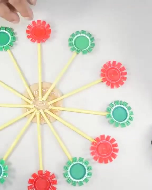 瓶盖废物利用,制作漂亮的装饰品,做法简单易学,一看就会