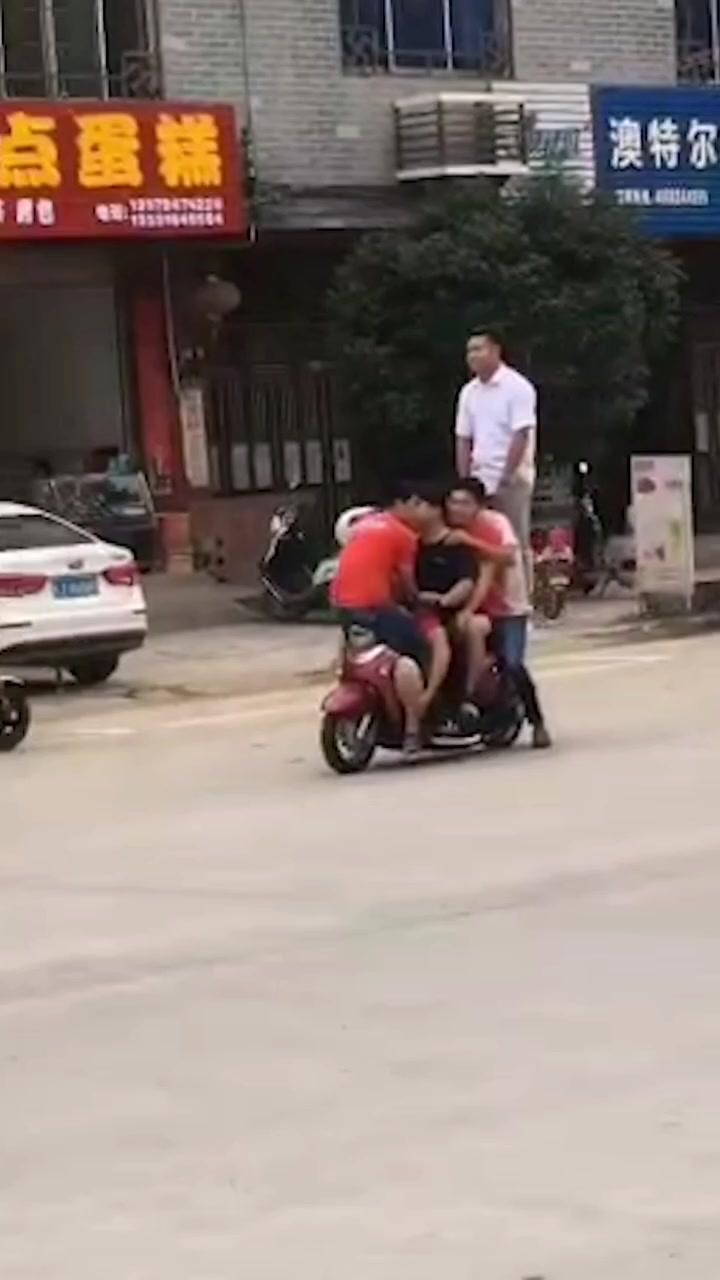 广西贺州市一车行为营销电单车,花式上演“肉包铁”@交通安全小V