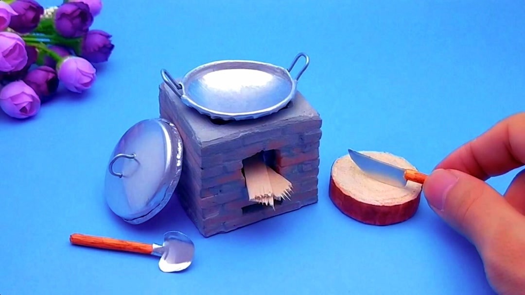 用小砖头砌一个迷你灶台,利用易拉罐变废为宝做出厨具,配套齐全