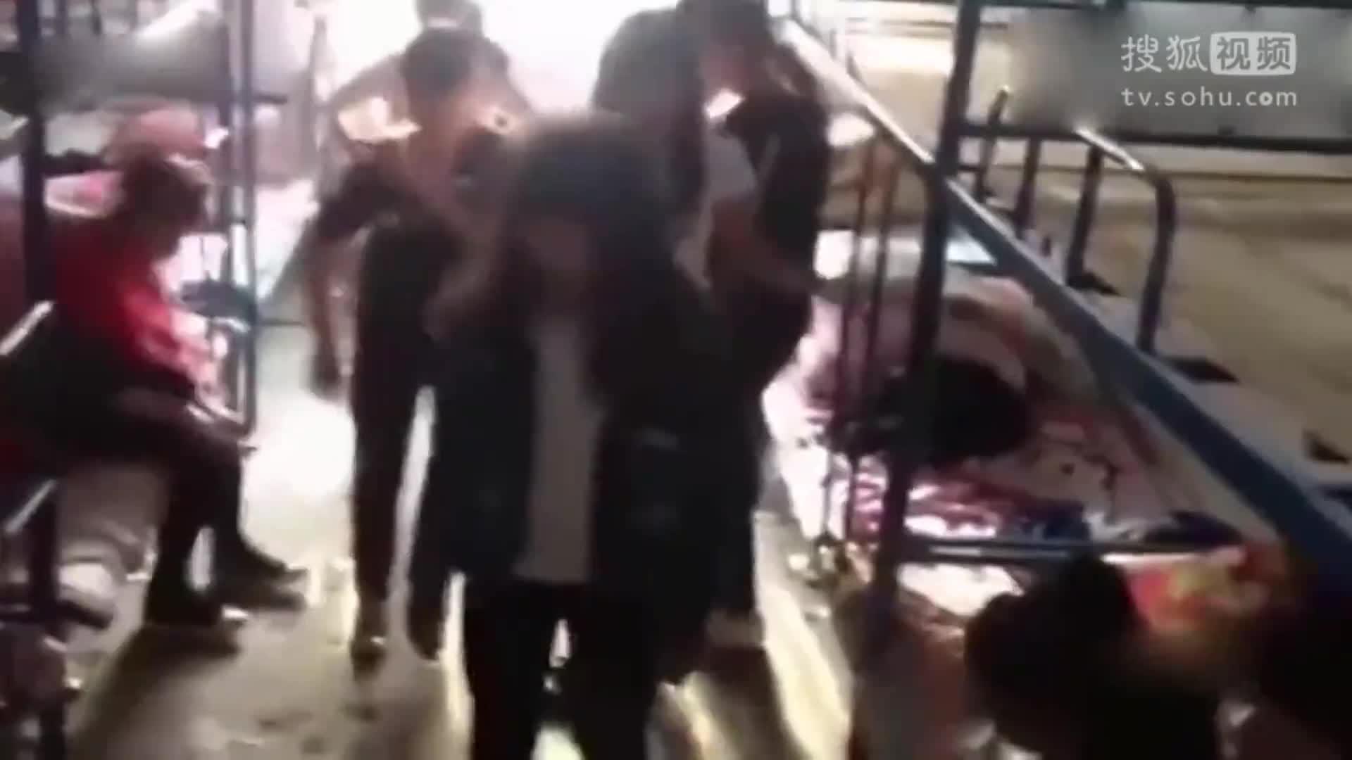 两女生在宿舍遭轮流殴打 打人者对拍摄镜头微笑