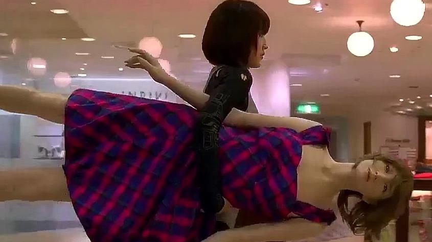 少女没钱买裙子,故意扮成假人模特,竟蒙混过关了!