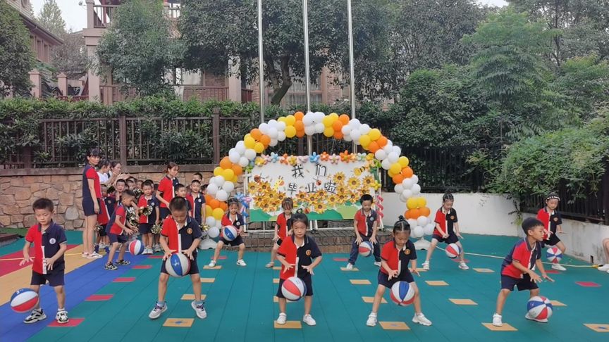 幼儿园的篮球ߏ�精彩表演,天知道老师们排练了多久才有这么一段