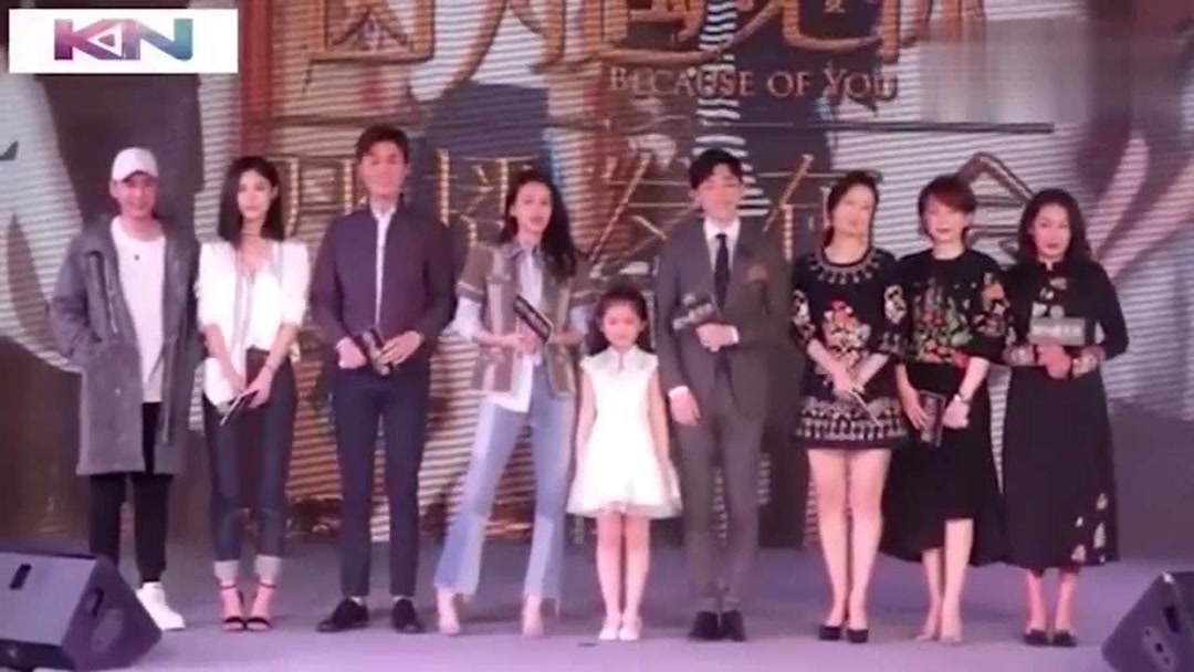 邓伦太绅士了,注意到他的手在干什么吗不过这个主持人令人无语