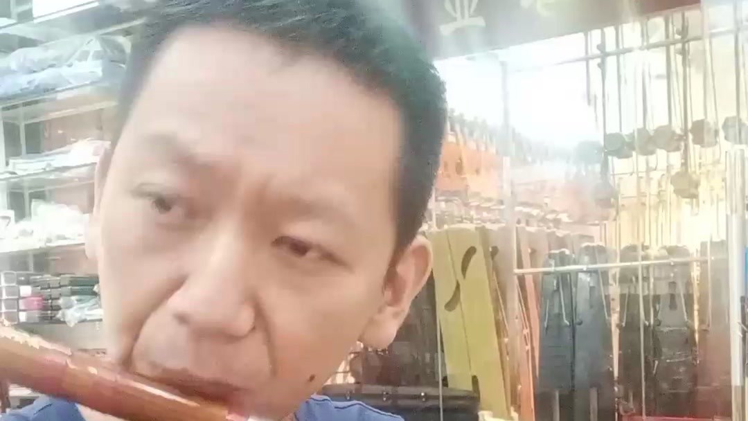 赵克宁帮顾客挑选的董雪华C调笛