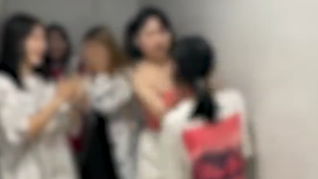 安徽歙县一女孩厕所内遭围堵霸凌 施暴者叫嚣:出事我扛着