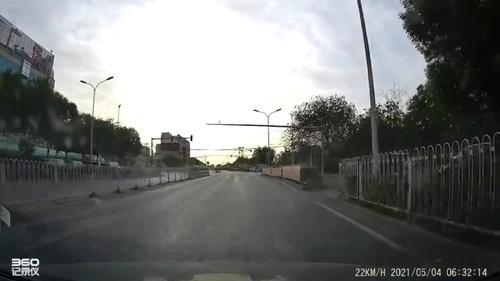 拐弯遇到逆行电动车,经过有遮挡的位置一定要慎之又慎!