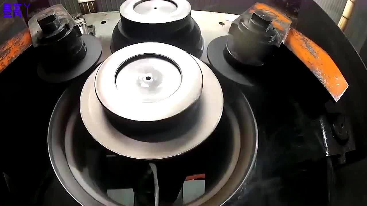 实拍轮毂生产过程,网友:原来轮毂是这样制造出来的,长见识了!