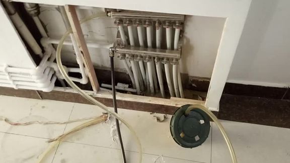 正在排除清洗完毕的管内污水
