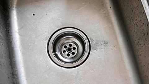 厨房下水道堵了怎么办? 修下水道师傅教我秘诀, 不用手掏, 3秒疏通