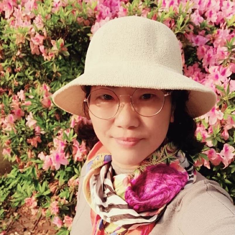 瑶姨爱吃棒棒糖 