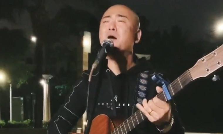 光头歌手弹唱《你总是如此的冷漠》,...