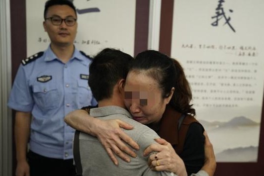 龙凤胎儿子失散26年 中秋节前渝中警方助团圆