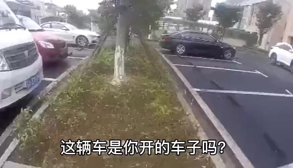 ...该车拆除了后排座位,加装了计价器、加油枪管、加油机等设备,油箱...