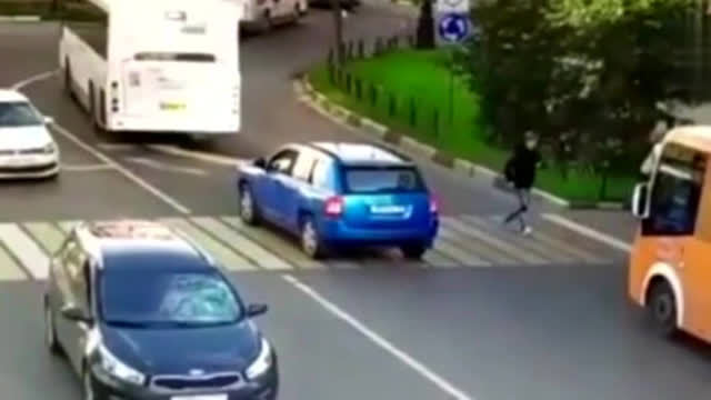 不要命,男子横穿马路被撞飞,竟毫发无损淡定离开,高手