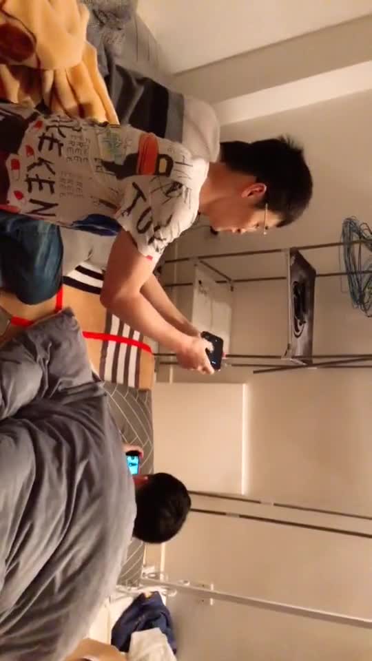 朋友在玩吃鸡,我下载了一个枪声模拟器,我开ak47声音,他们以为有人在...