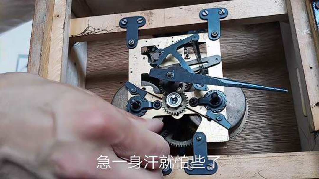老式挂钟敲铃原来是两根铁条,88年老挂钟现在还能用看看里面构造