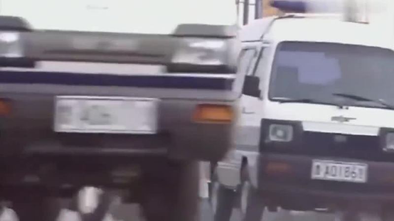 警方110:罪犯驾车逃跑,警察出动多辆警车抓捕,精彩!
