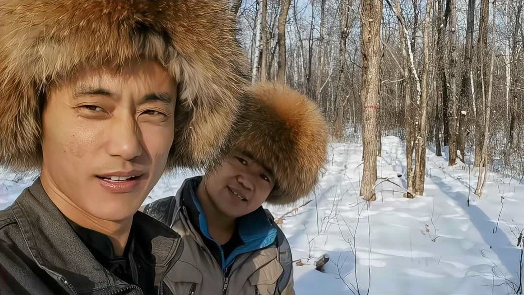 零下十几度,在林区跳钢管舞,舞姿也太妖娆了