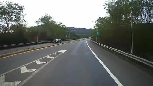 ...高的护栏都拦不住你逆行,不遵守交通规则,迟早有一天会发生交通事故!