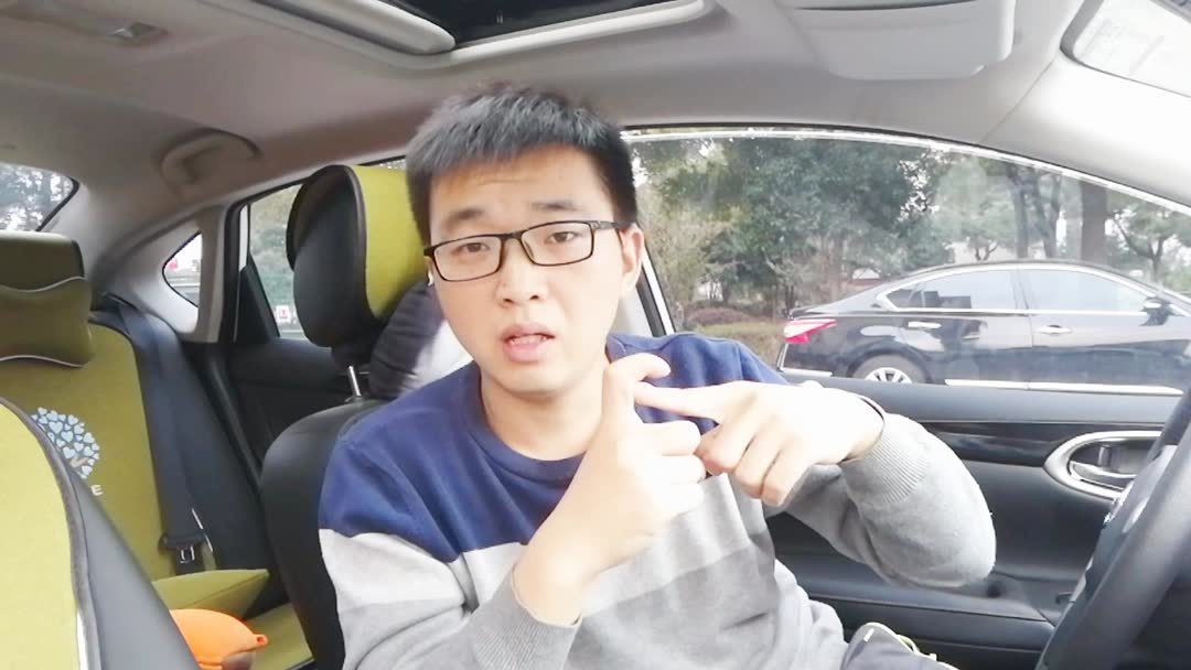 新手朋友看看,红绿灯右转弯时不注意这几点,小心被扣分罚款