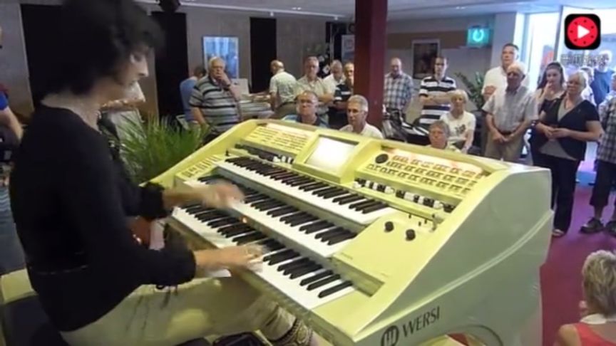 风靡全球的双排键电子管风琴。