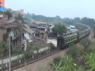 2018年春节大年初一拍火车——DF4D0338牵引T82次列车离开玉林站,...
