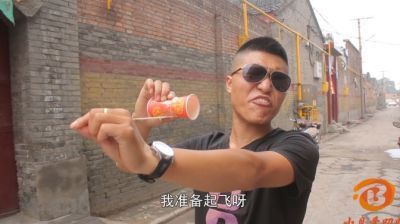 小伙招聘创意大师,美女用纸叠飞机,小伙却两用纸杯做飞行器