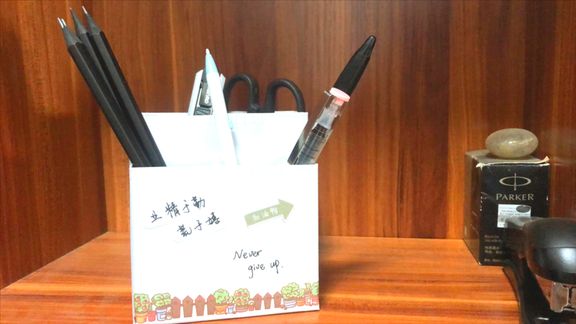 用旧纸盒做个实用的笔筒,好看美观又实用,快来学习新技能