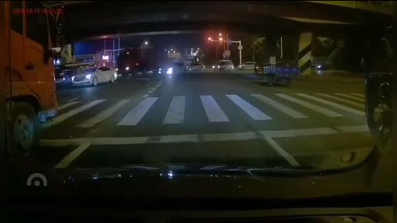 突发!无锡高架桥发生垮塌多车被压,事发视频曝光!