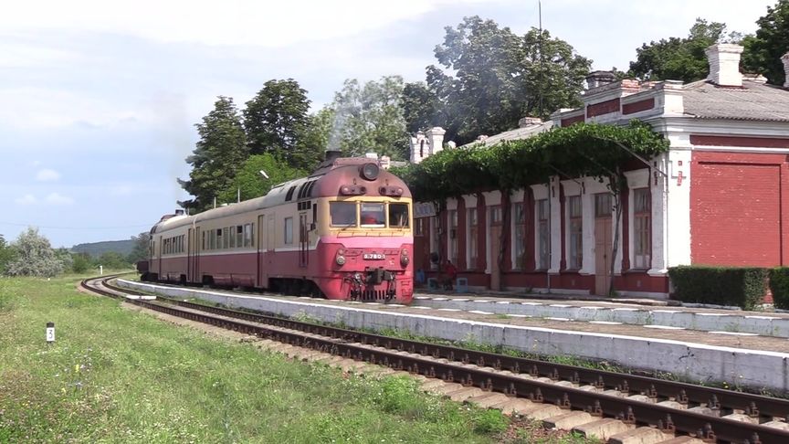 带你去看保加利亚的火车,车型:D1-780 DMU客运列车到达车站