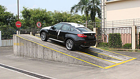 车停在半坡时,千万不要这样挂挡,不仅危险还会使变速箱提前报废