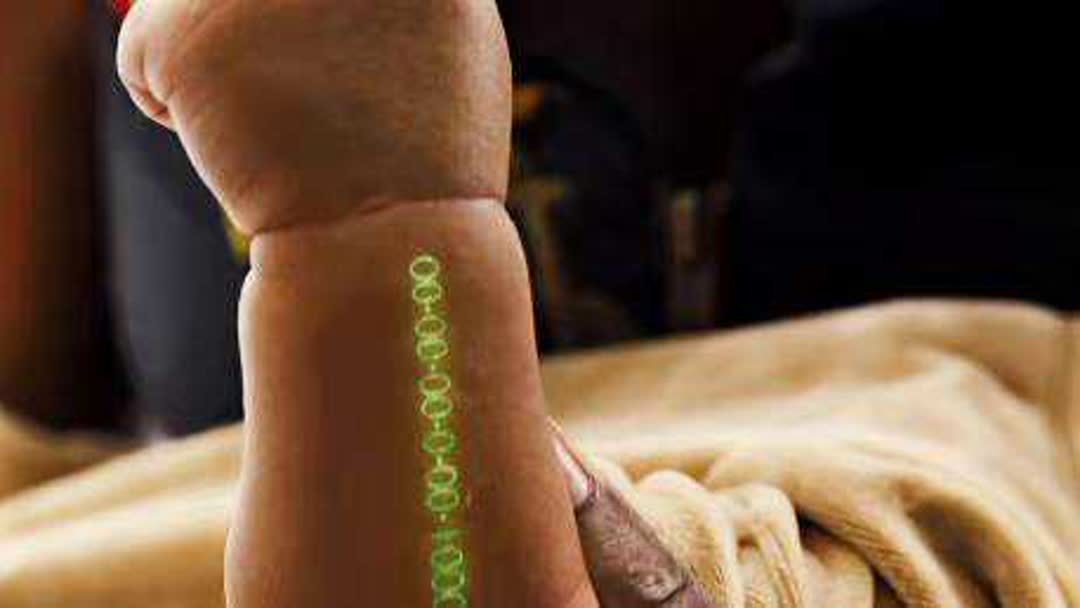 未来人类一出生就标明死亡时间,为了活下去,不得不拼命挣时间